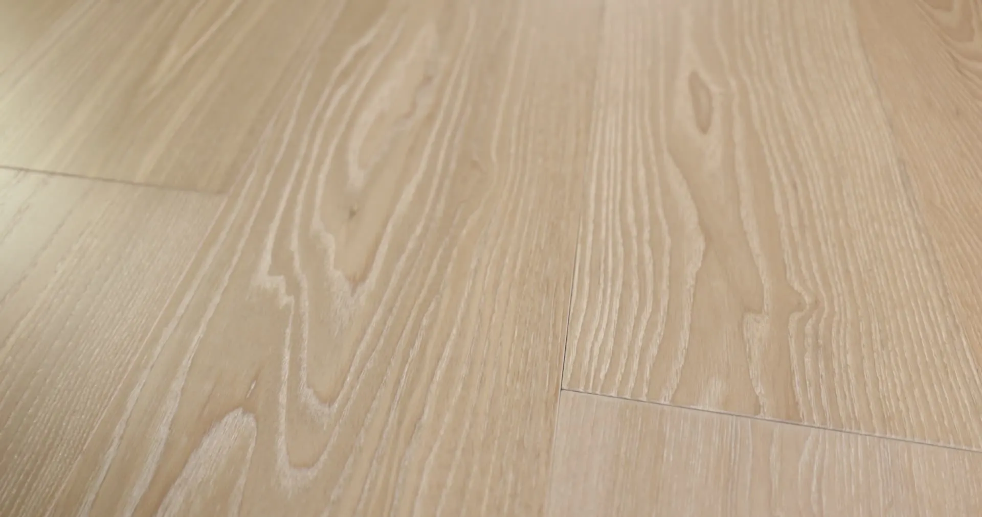 European Ash - Wire Brushed Hardwoods Flooring in Bistro | AndersonTuftex